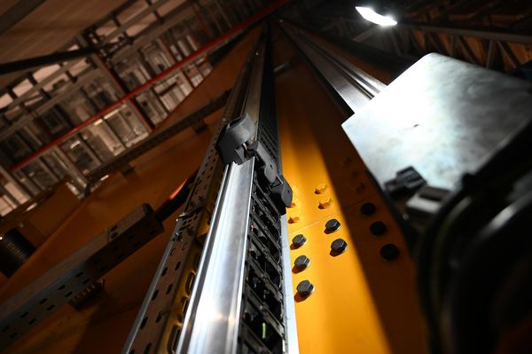 TSUBAKI KABELSCHLEPP konstruiert Nachrüstkit für Lagersystem ...