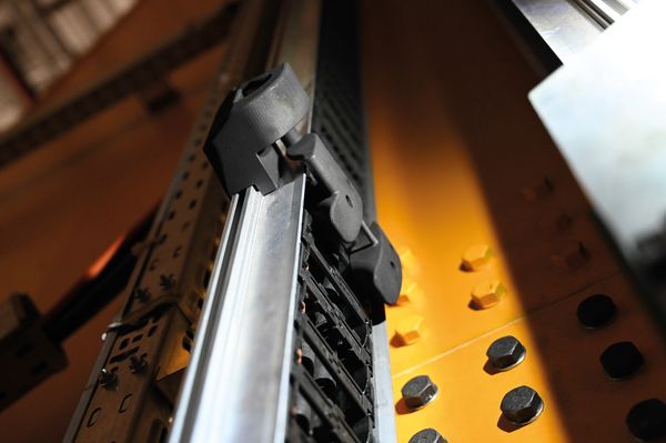 TSUBAKI KABELSCHLEPP konstruiert Nachrüstkit für Lagersystem ...